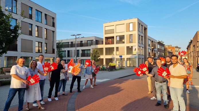Vooruit geeft leerlingen en leerkrachten high five op weg naar school ...