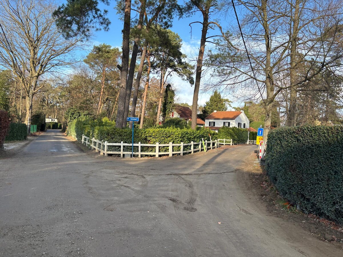 John (78) is miserabele staat van wegdek in Keerbergen beu en schakelt ...