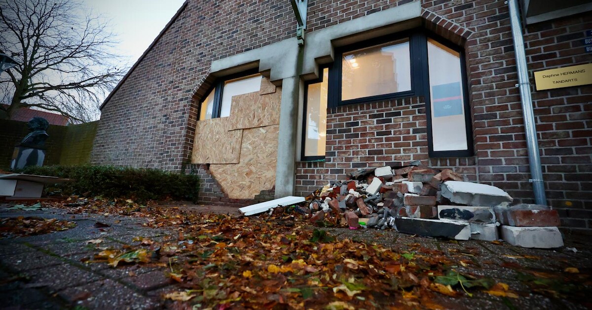 Bestuurster rijdt achterwaarts met auto tandartspraktijk binnen in Peer ...