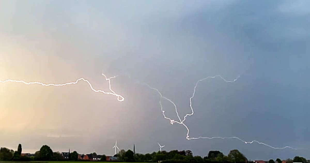 Lezer legt spectaculaire bliksemschicht vast boven Gierle | Lille | HLN.be