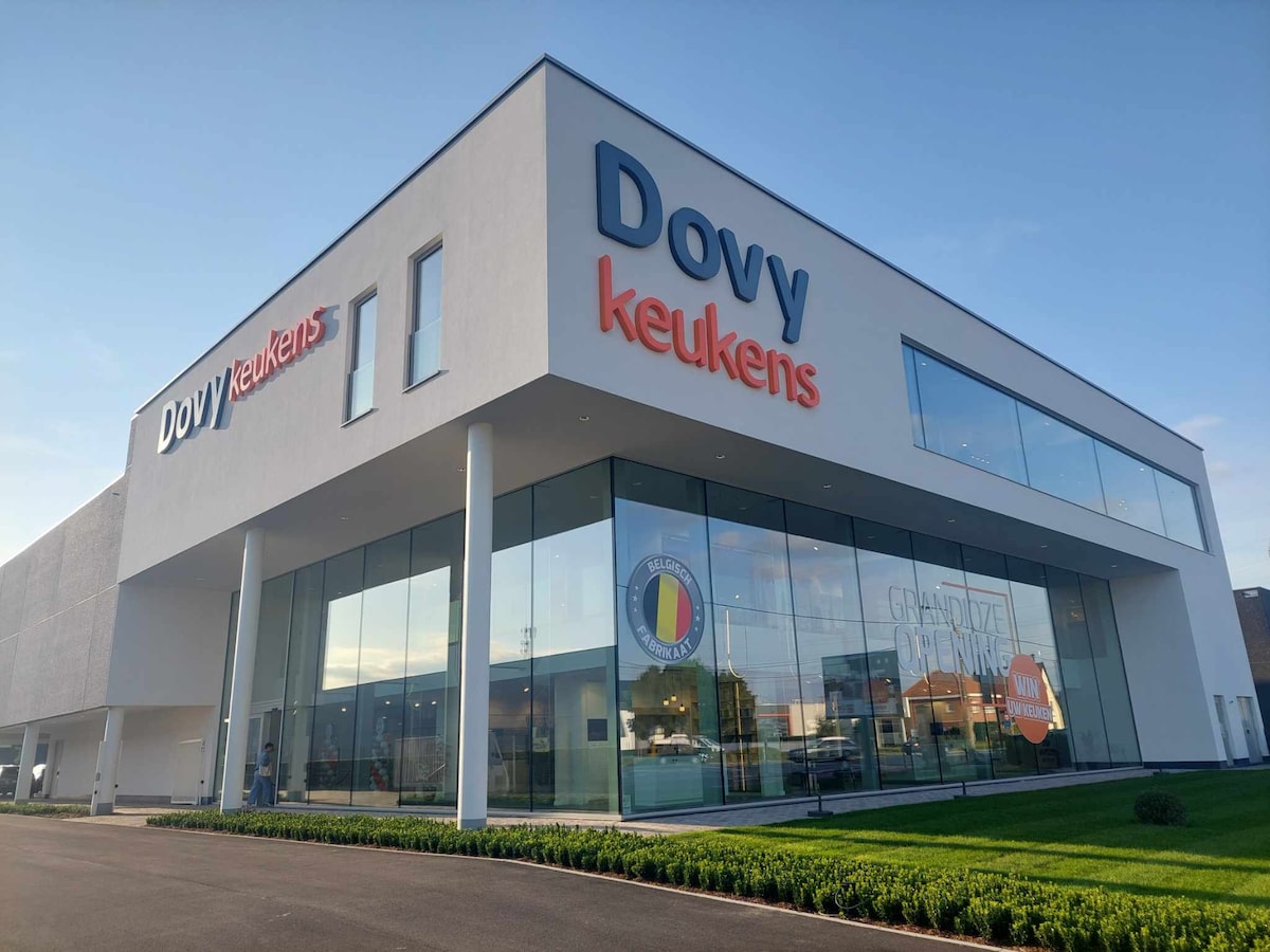NET OPEN. Donald Muylle stelt grootste toonzaal van Dovy Keukens in ...