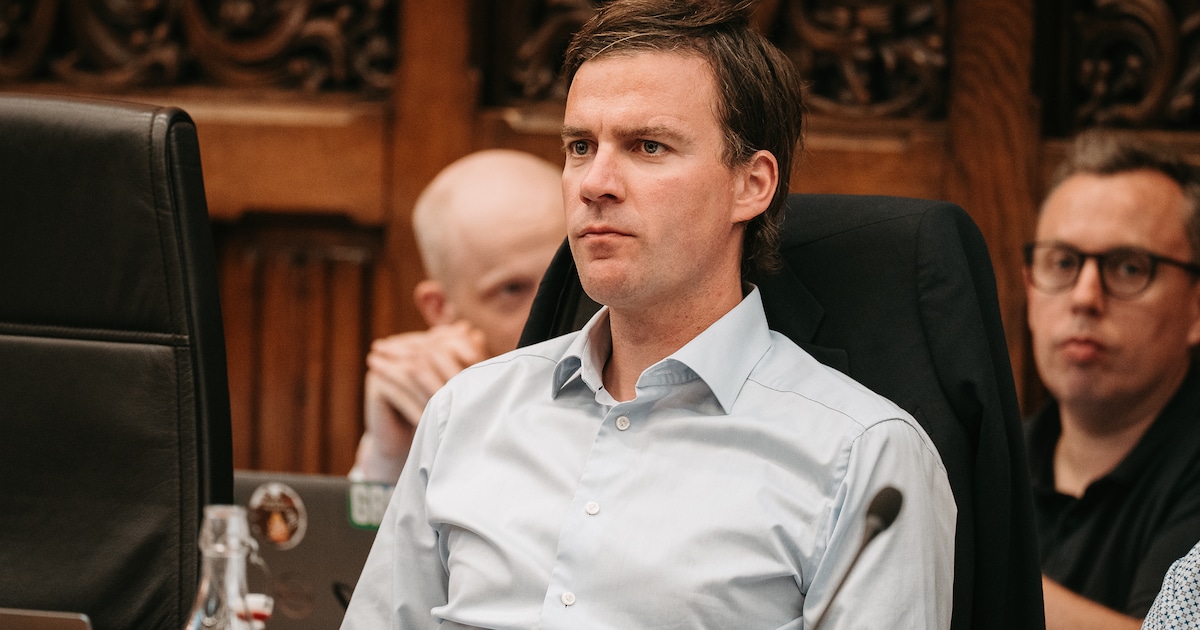 Burgemeester De Clercq (43) onwel geworden en naar ziekenhuis gebracht: “Hij is oké maar moet ...