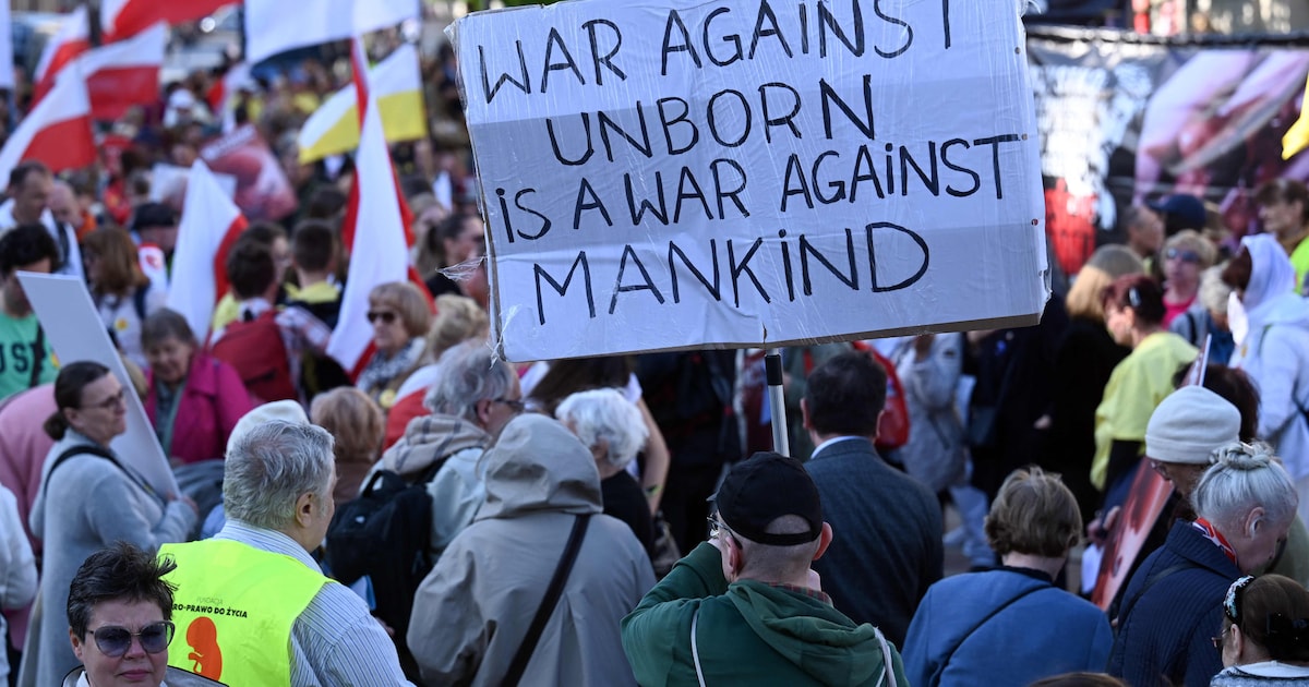 Polen zet eerste stap richting versoepeling strenge abortuswet | Nieuws ...