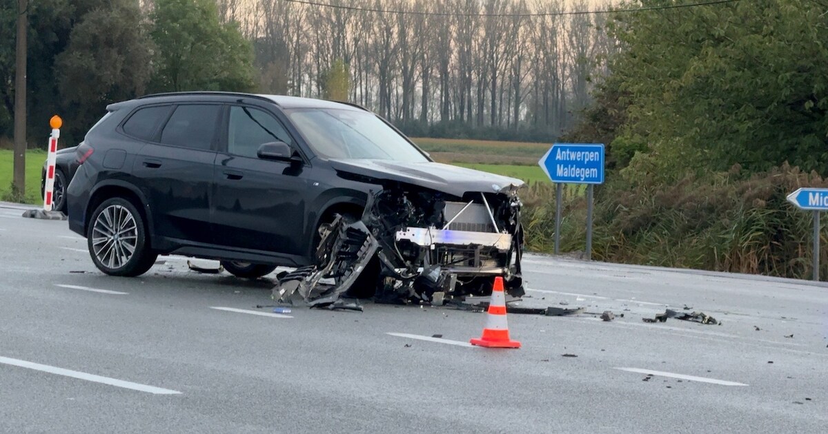 Twee gewonden bij botsing op kruispunt langs Natiënlaan | Damme | HLN.be