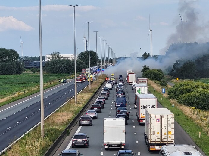 Wagen vat vuur na kop-staart aanrijding op E17: ernstige verkeershinder in beide richtingen ...