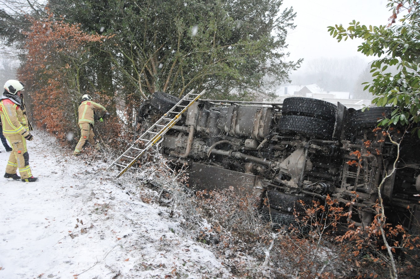 Vrachtwagen met 13.000 liter mazout gekanteld in Fiertelmeersstraat ...