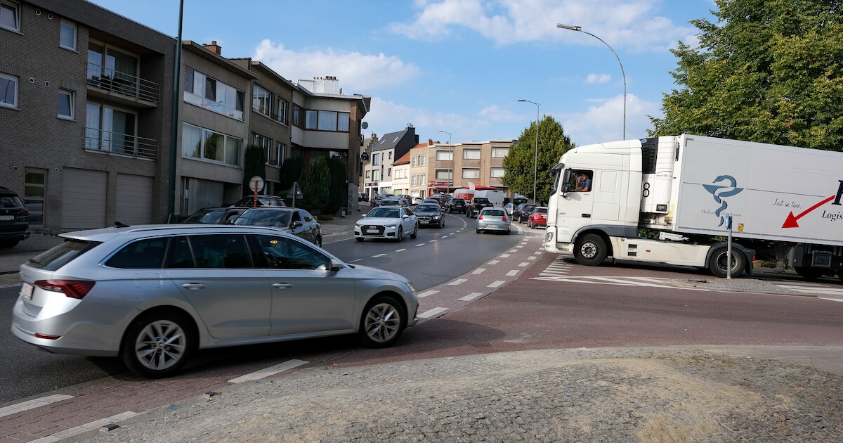 Twee weken omrijden door aanleg groter verkeerseiland op Henneaulaan ...