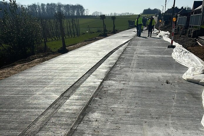 Bestuurder negeert signalisatie en vernielt pas gegoten beton ...