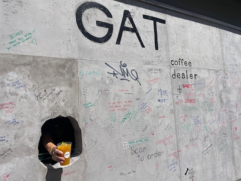 NET OPEN: GAT – een gat in de muur, en een mysterieuze hand die je ...