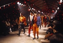 “Van Raf Simons’ teddybeer tot bordeauxkleurige laarzen”: Modemuseum ...