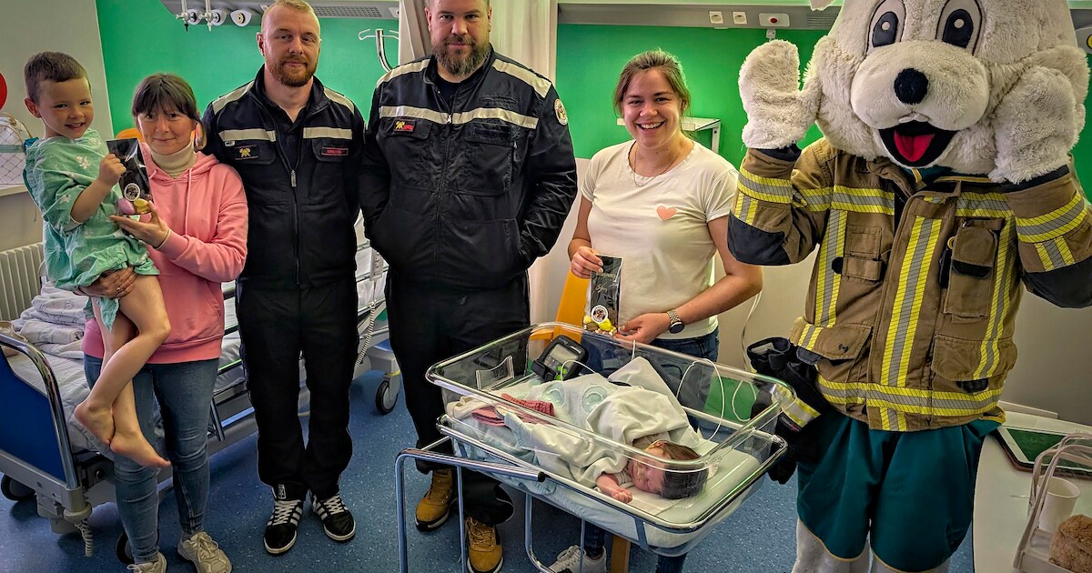 Kinderen in AZ Menen krijgen bezoek van brandweer-paashaas: “Even vergeten dat ze ziek zijn ...