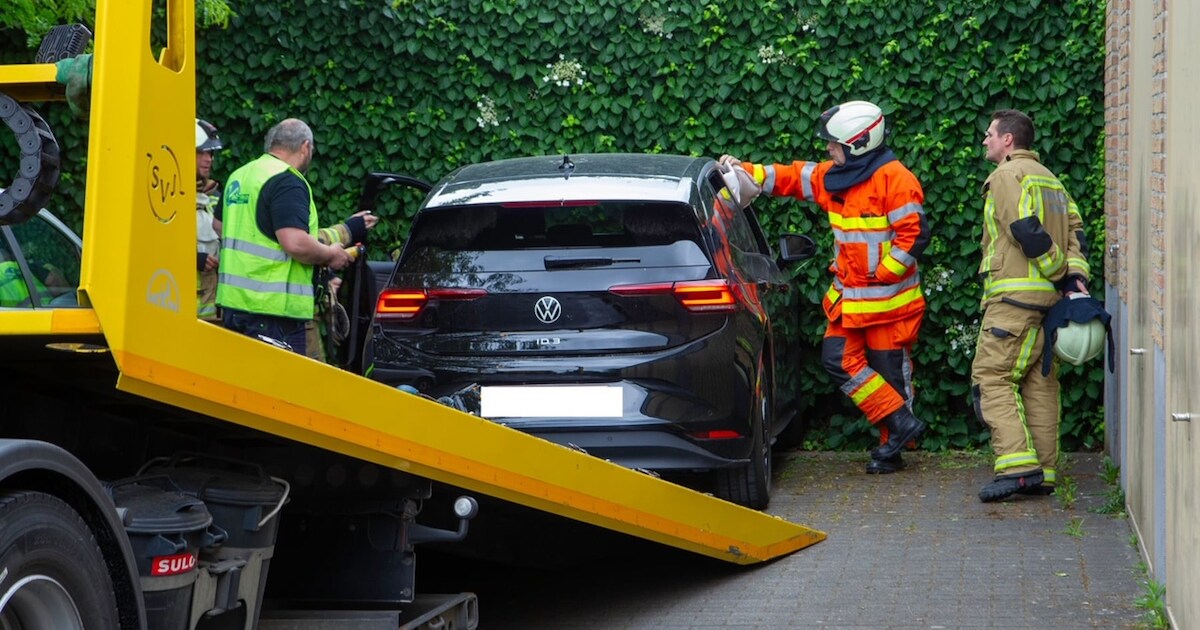 Voor tweede dag op rij ongeval met gloednieuwe elektrische Volkswagen ...