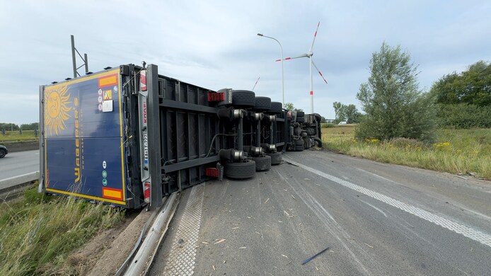Heel wat verkeershinder op E40 in Brugge door gekantelde vrachtwagen: twee bestuurders ...