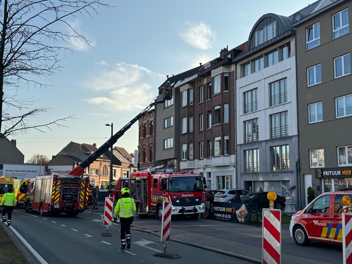 Zware woningbrand in Merksem: man zwaargewond, brandweer redt veertien bewoners | Antwerpen | hln.be