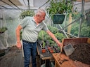 “Vakantie plannen we in november, voor de bloemen”: in de tuin van Yves ...