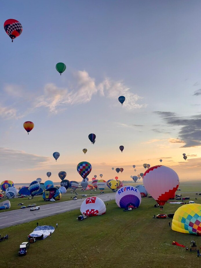 Jongste ballonvaarder Maarten (19) wint op grootste ballonmeeting van ...