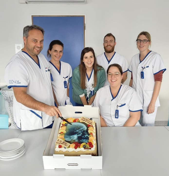 UZ Gent viert Dag van de Stralende Beroepen met wel erg bijzondere taart | Gent | hln.be
