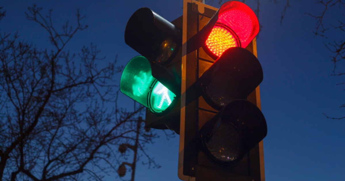 Boete en rijverbod voor te snel door rode licht: “Zoon was op kamp ...