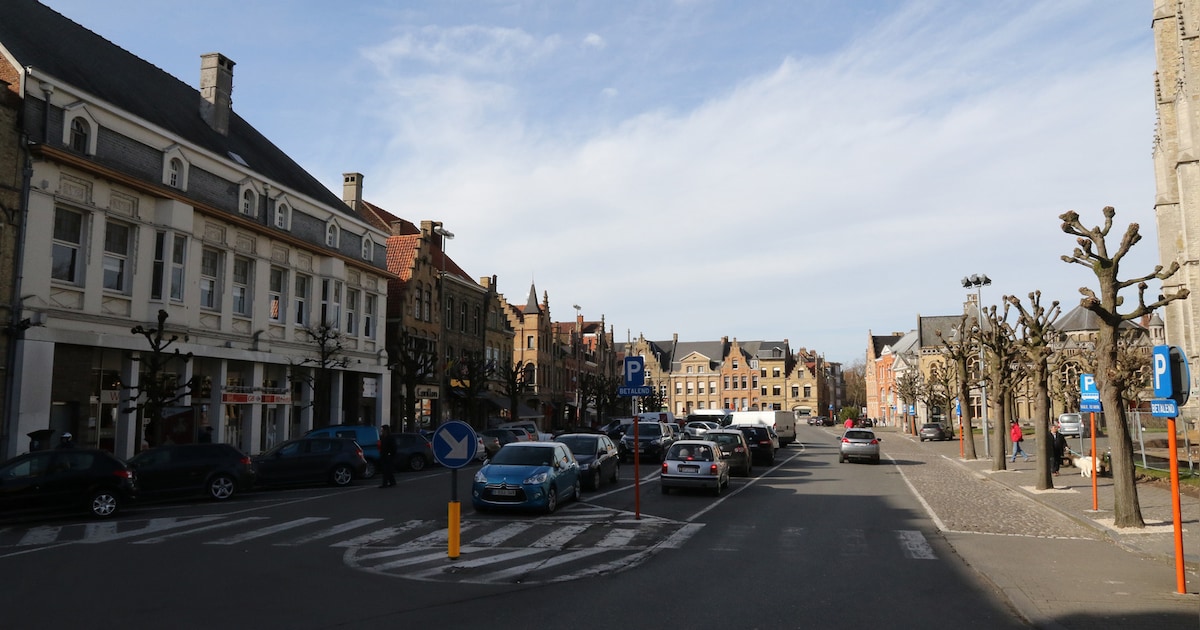 Stadsbestuur stuurt plannen heraanleg De Leet bij: meer parkeerplaatsen ...