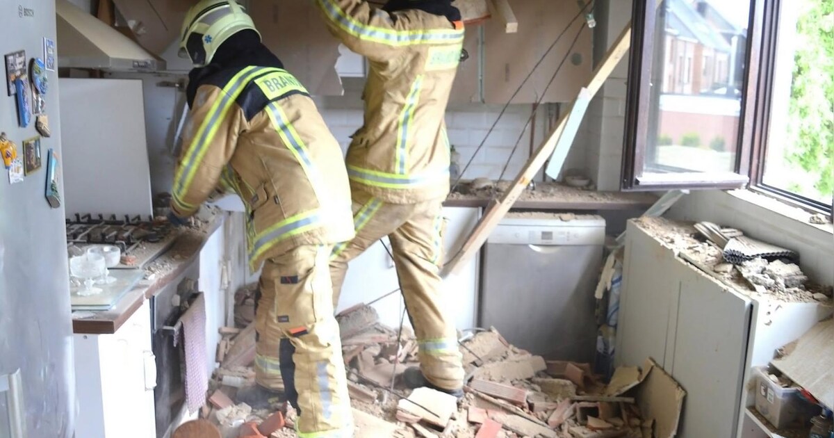 Dak van keuken ingestort door zware regenval | Kruibeke | hln.be