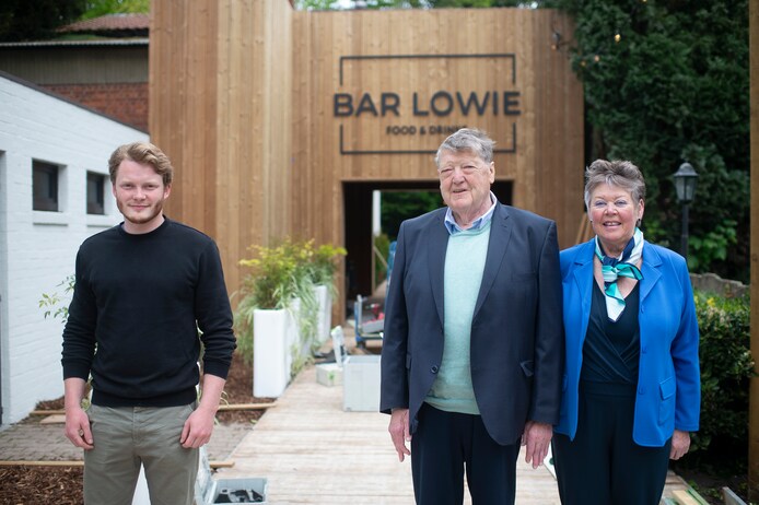 Nieuwe zomerbar opent in achtertuin van Louis (75): “Iedereen schrikt ...