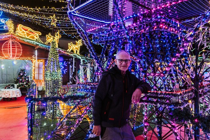 KIJK. Meer dan 240.000 lichtjes fonkelen aan Jempi’s Kersthuisje ...