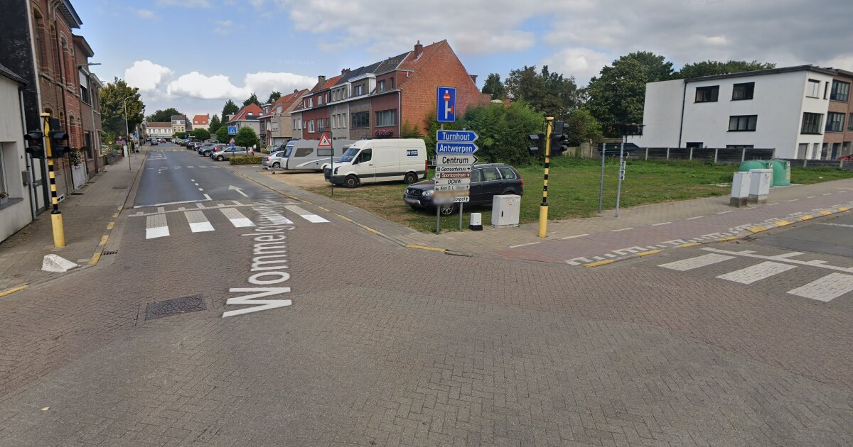 Nog dikke week hinder door werken aan kruispunt Wommelgemsesteenweg en Eikenlaan | Wijnegem | hln.be