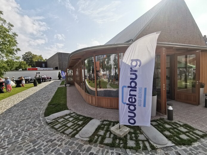 Inwoners Oudenburg verkennen gerenoveerde Abdijhoeve | Oudenburg | hln.be