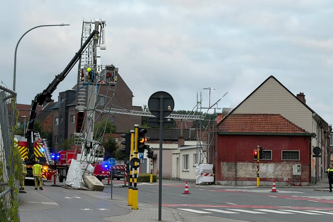 Stelling dreigt op rijbaan te vallen na aanrijding door vrachtwagen in ...
