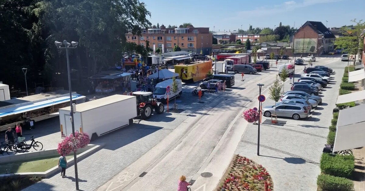 Hemiksemse markt komt weer thuis op vernieuwde Gemeenteplaats | Hemiksem | HLN.be