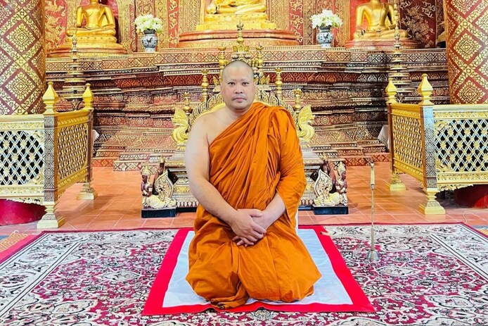 Hij houdt zijn moeder kunstmatig in leven en deporteert zijn eigen zoon: Thaise koning wordt ...