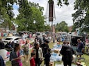 Duizenden mensen kuieren langs ruim 500 kraampjes op Reuzerommelmarkt ...