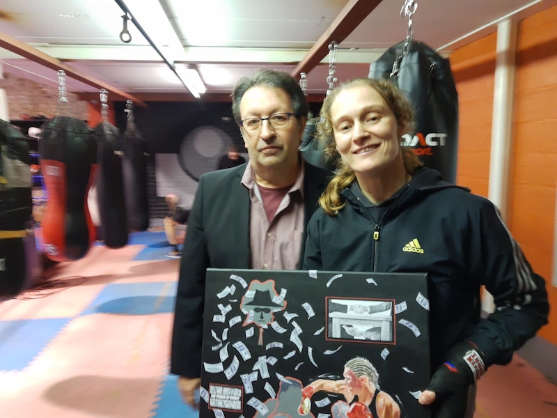 Delfine Persoon krijgt schilderij cadeau over haar omstreden kamp tegen ...
