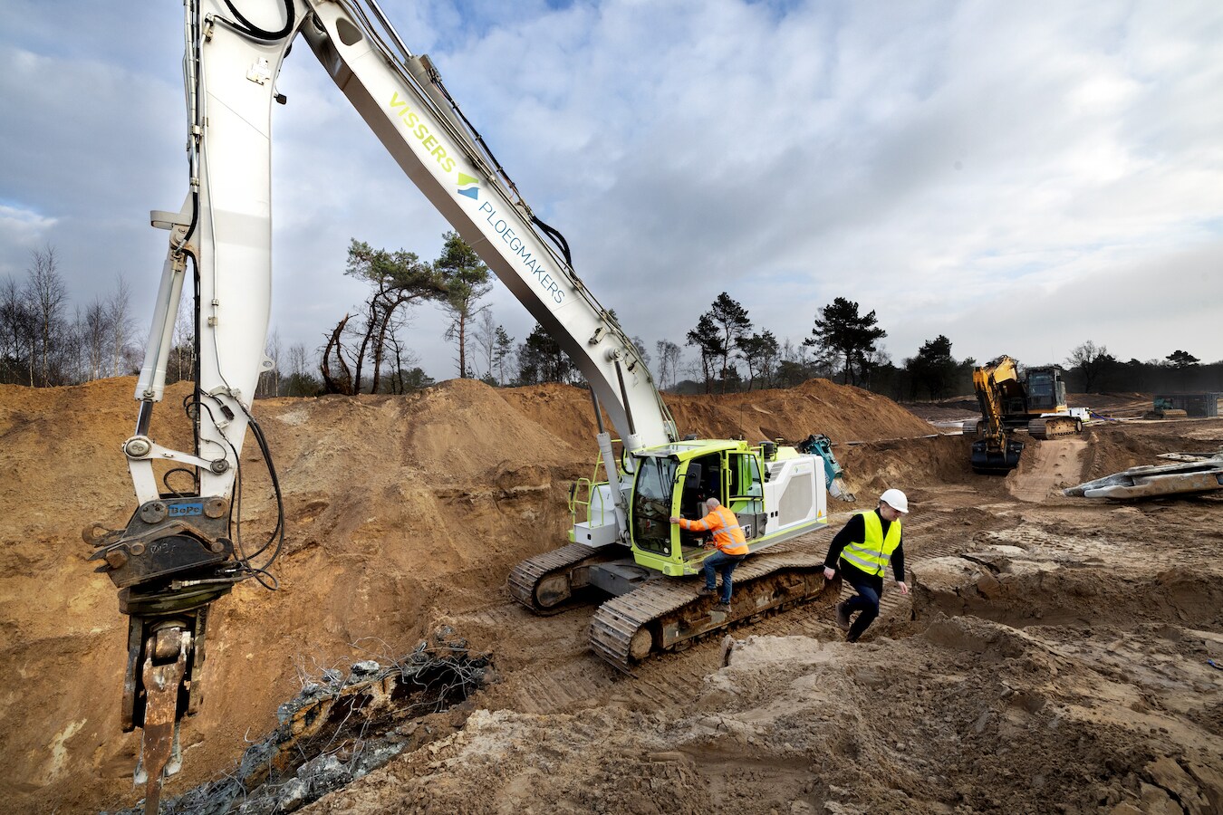 Oude betonnen riool eruit en nieuwe kunststof buizen erin: voor 30 ...