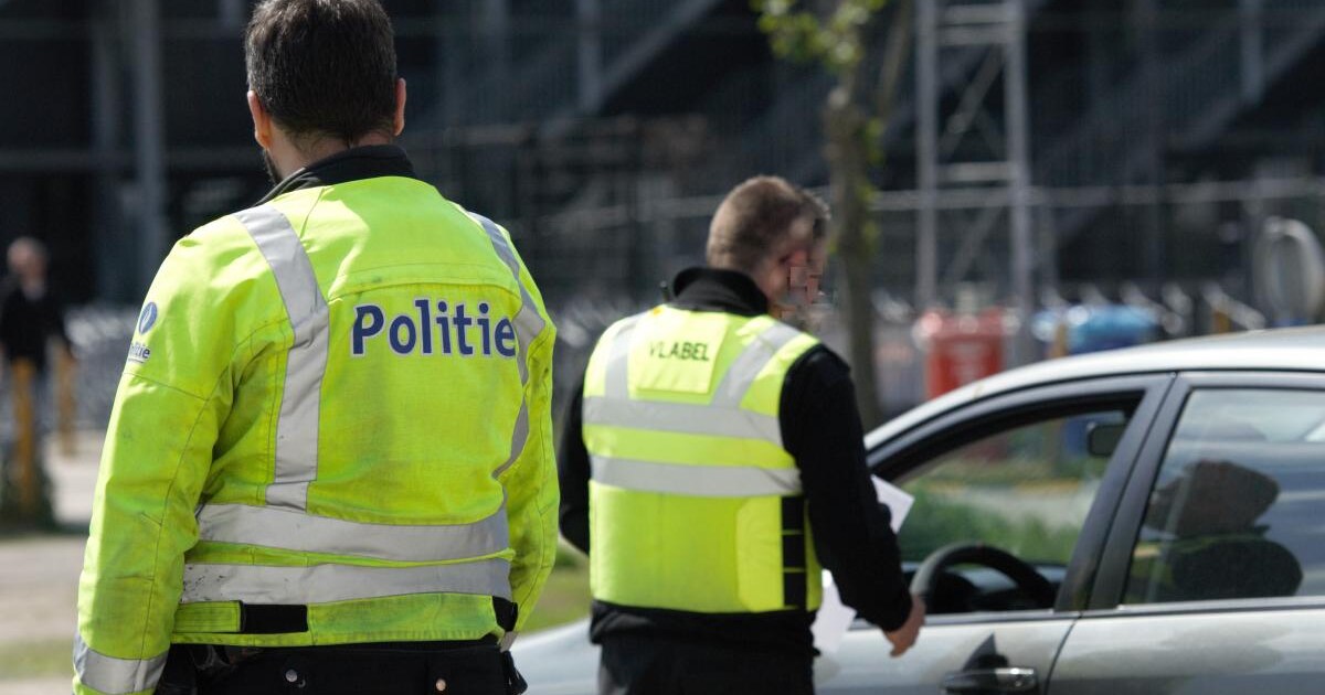 Bijna 100 chauffeurs negeren rode stoplicht | Antwerpen | HLN.be