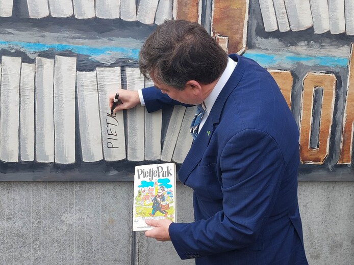 Burgemeester opent boekenbeurs B-Books met ‘eerste boeklegging ...