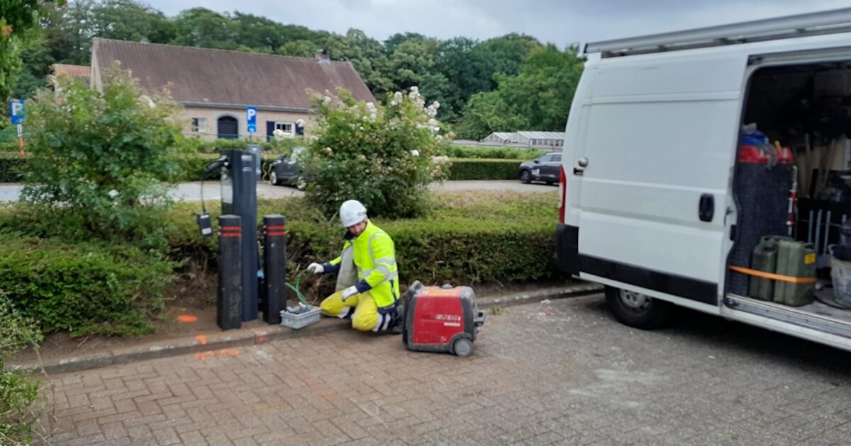 Laadpalen geïnstalleerd (maar ze werken wel nog niet) | Meerhout | HLN.be