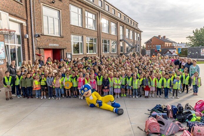 Superheld High Five beloont kinderen van Heilige Familie die te voet of ...