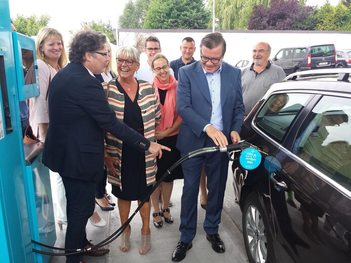 Eerste tankstation op aardgas van Dats 24 aan Colruyt langs Groteweg ...