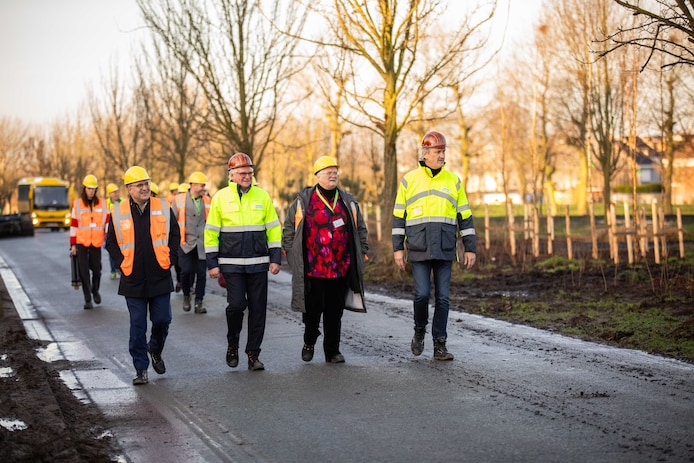 “Dit zal het opwaaiend stof in de buurt verminderen”: Umicore krijgt werfbezoek van Koen Kennis ...