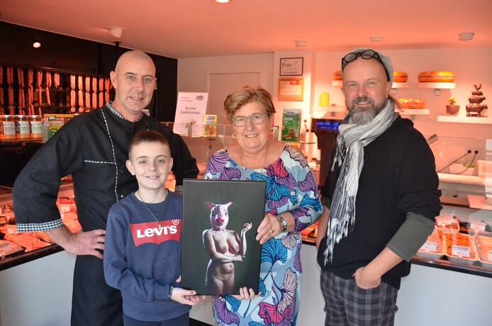 Jenny (69) raadt gewicht van ‘dame met varkenskop’ op foto bij slagerij ...