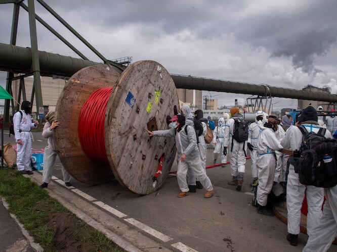 UGent projecteert ‘corona sucks’ op Boekentoren | Gent | hln.be