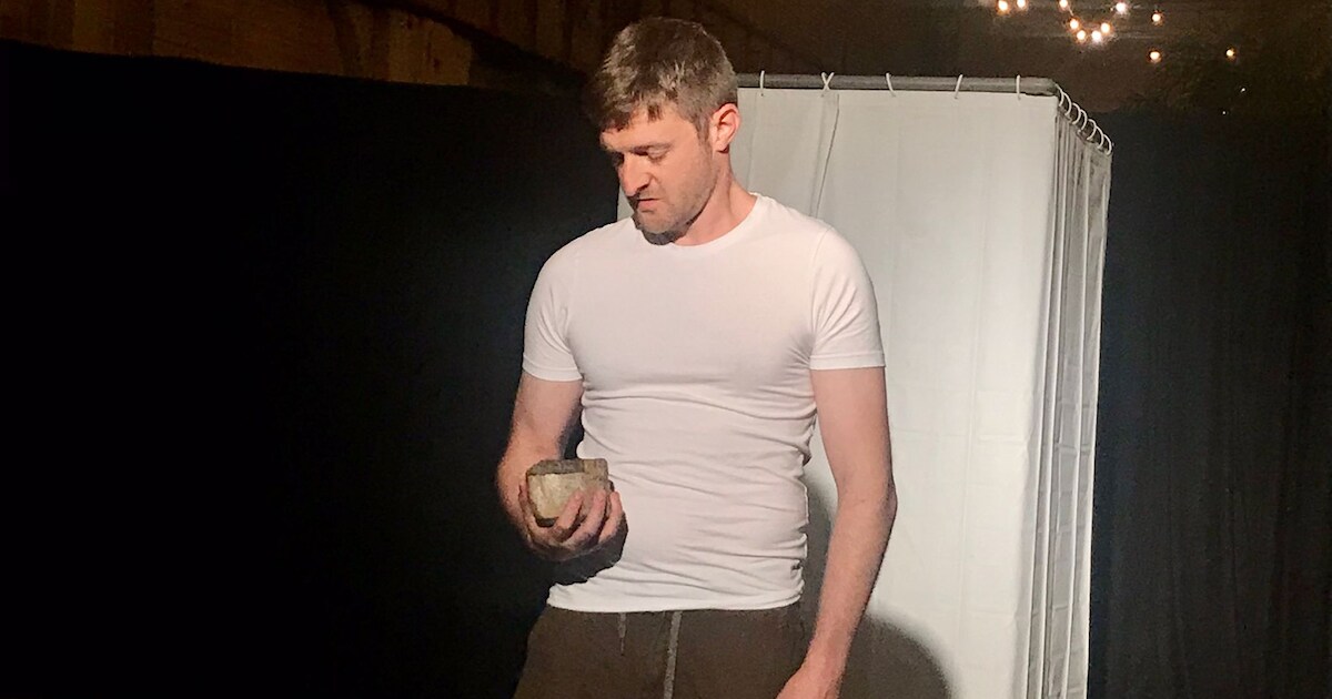 Niet voor gevoelige kijkers: toneelstuk over man die zichzelf wil ...