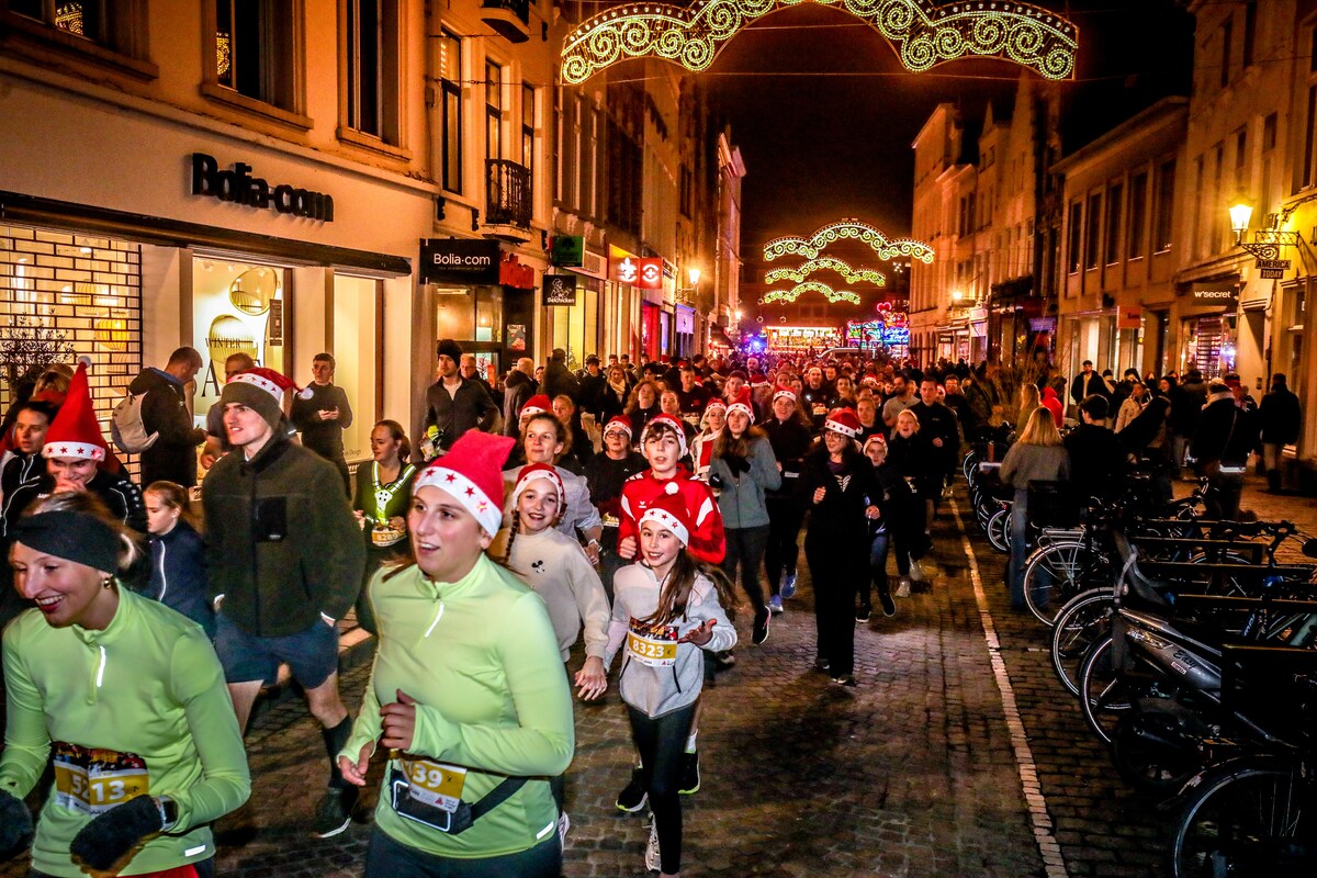 KIJK. 7.600 deelnemers verschijnen aan de start van Kerstloop in Brugge ...