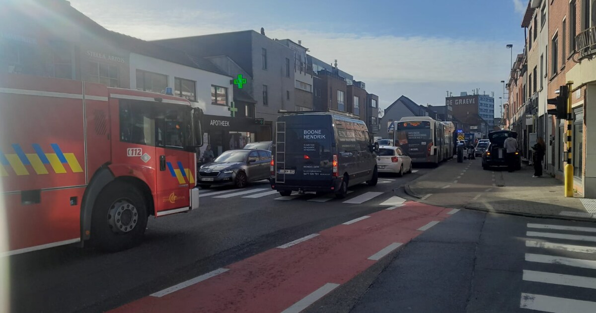 Aanrijding met twee wagens zorgt voor verkeershinder op Brugsesteenweg ...