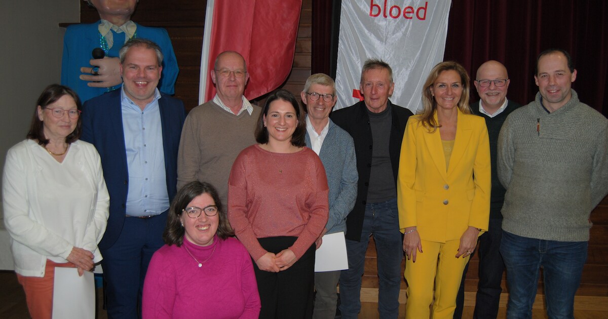 Rode Kruis Ertvelde zet ‘topdonateurs’ in de bloemetjes | Evergem | HLN.be