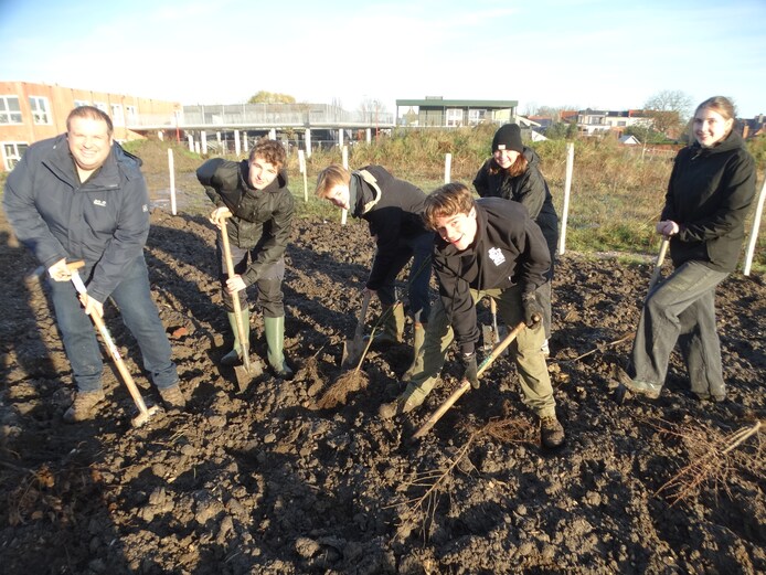 Leerlingen planten nieuw Tiny Forest op campus LAB-school | Sint-Niklaas | hln.be
