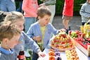 Kinderen openen gerenoveerd speelpleintje in Pater Pirestraat | Foto ...