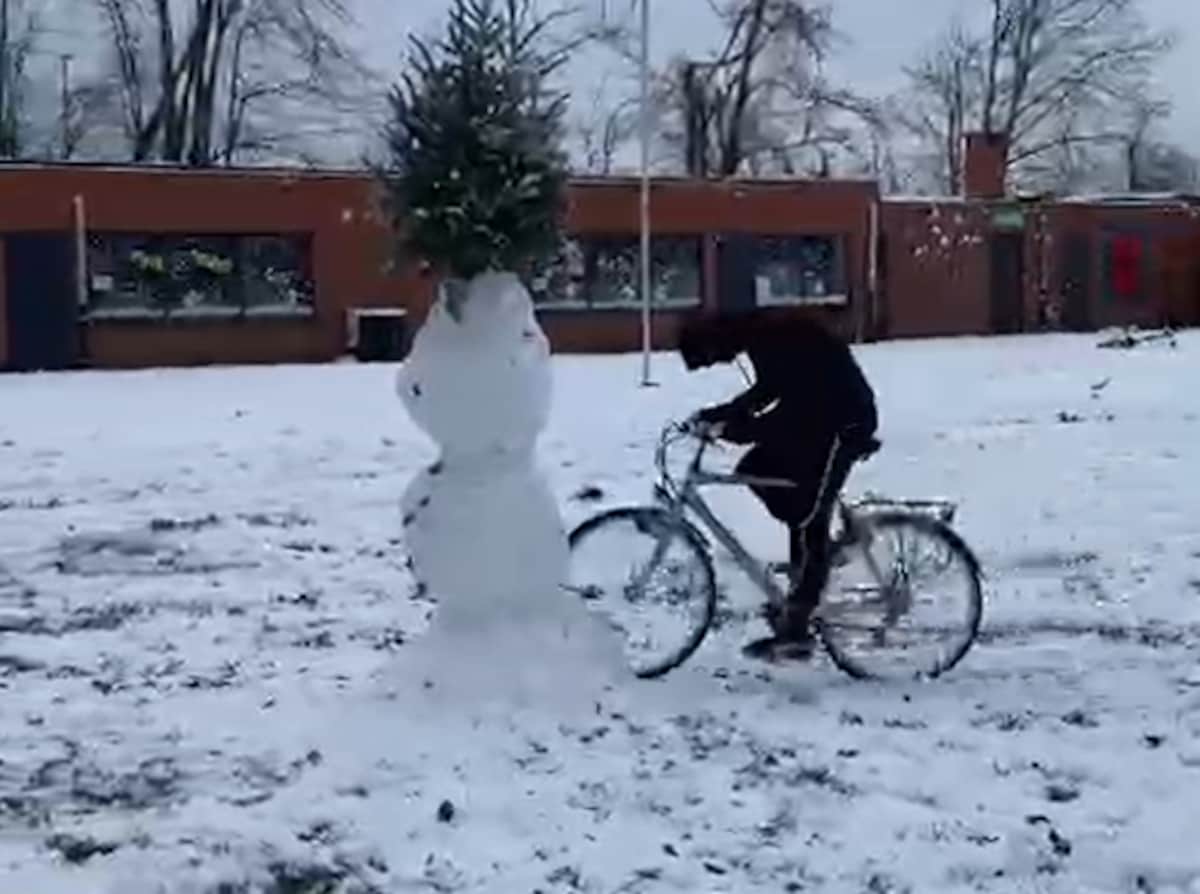KIJK. Jonge fietser Renzo (17) knalt tegen ‘overstekende’ sneeuwman ...