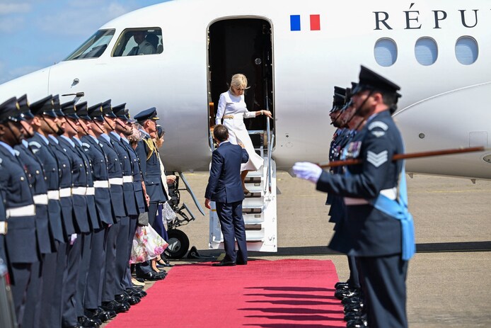 KIJK. Britse media zien nieuw “incident” tussen Macron en zijn vrouw ...